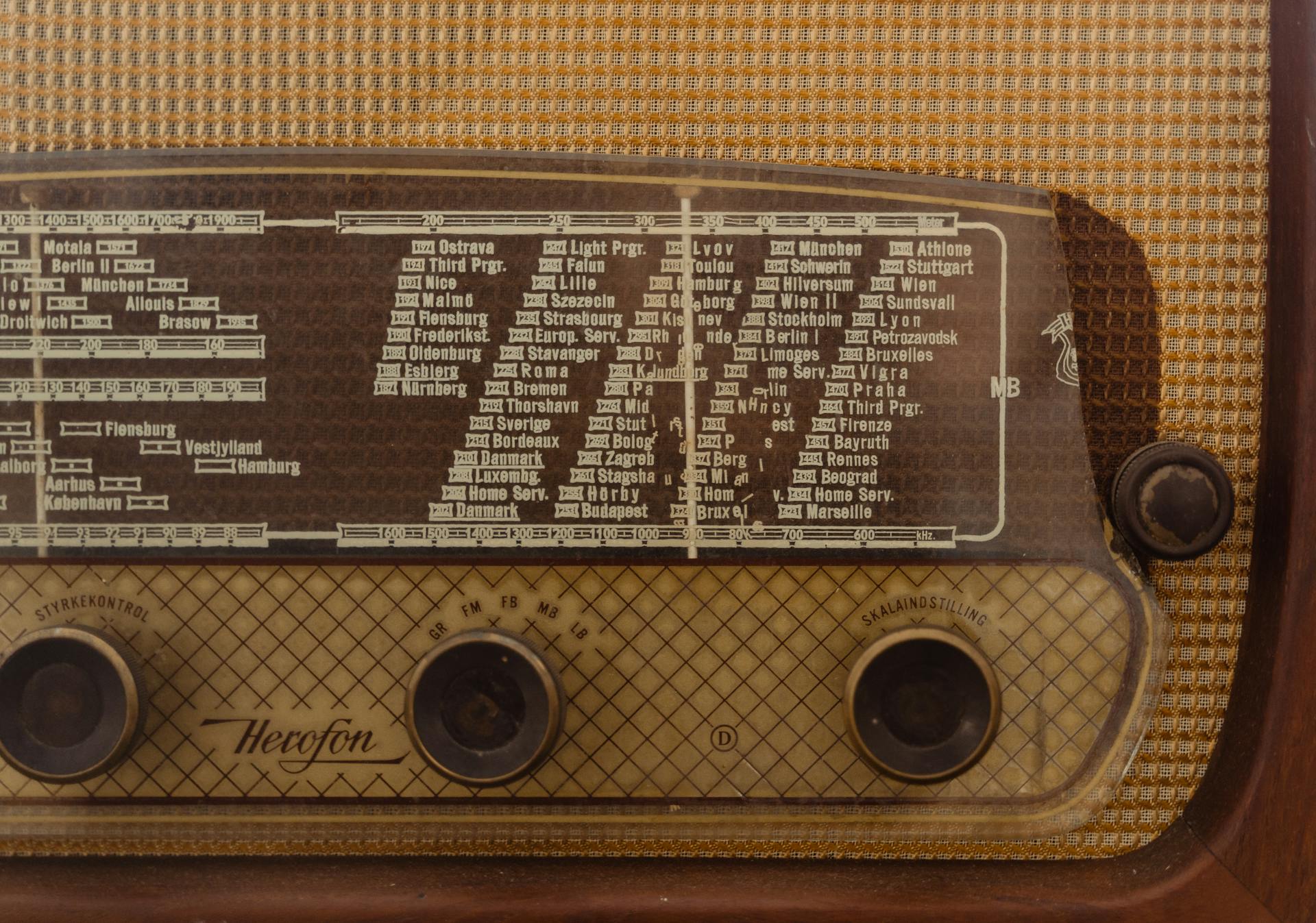 The History of the Valve Radio: From Innovation to Nostalgia ...